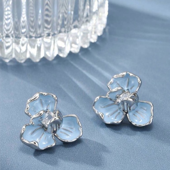 Jewelry | Periwinkle Trillium Blue Flower Clear Crystal Pistil Tri ...